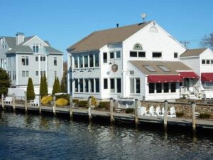 24 Best Restaurants in Mystic CT You Must Visit (For First Timer!)